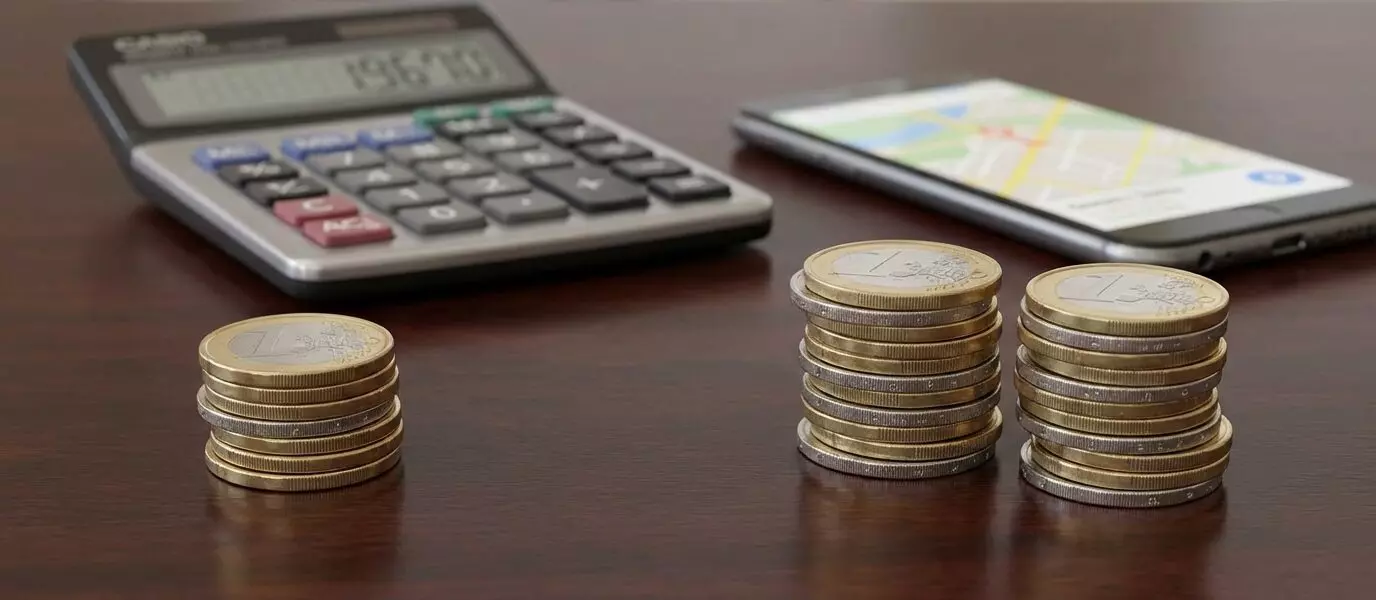 How a taxi ride to Schiphol saves on parking and shuttle costs? - 2026